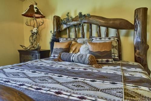 Queen Juniper Bed – LOREC Ranch Home Furnishings