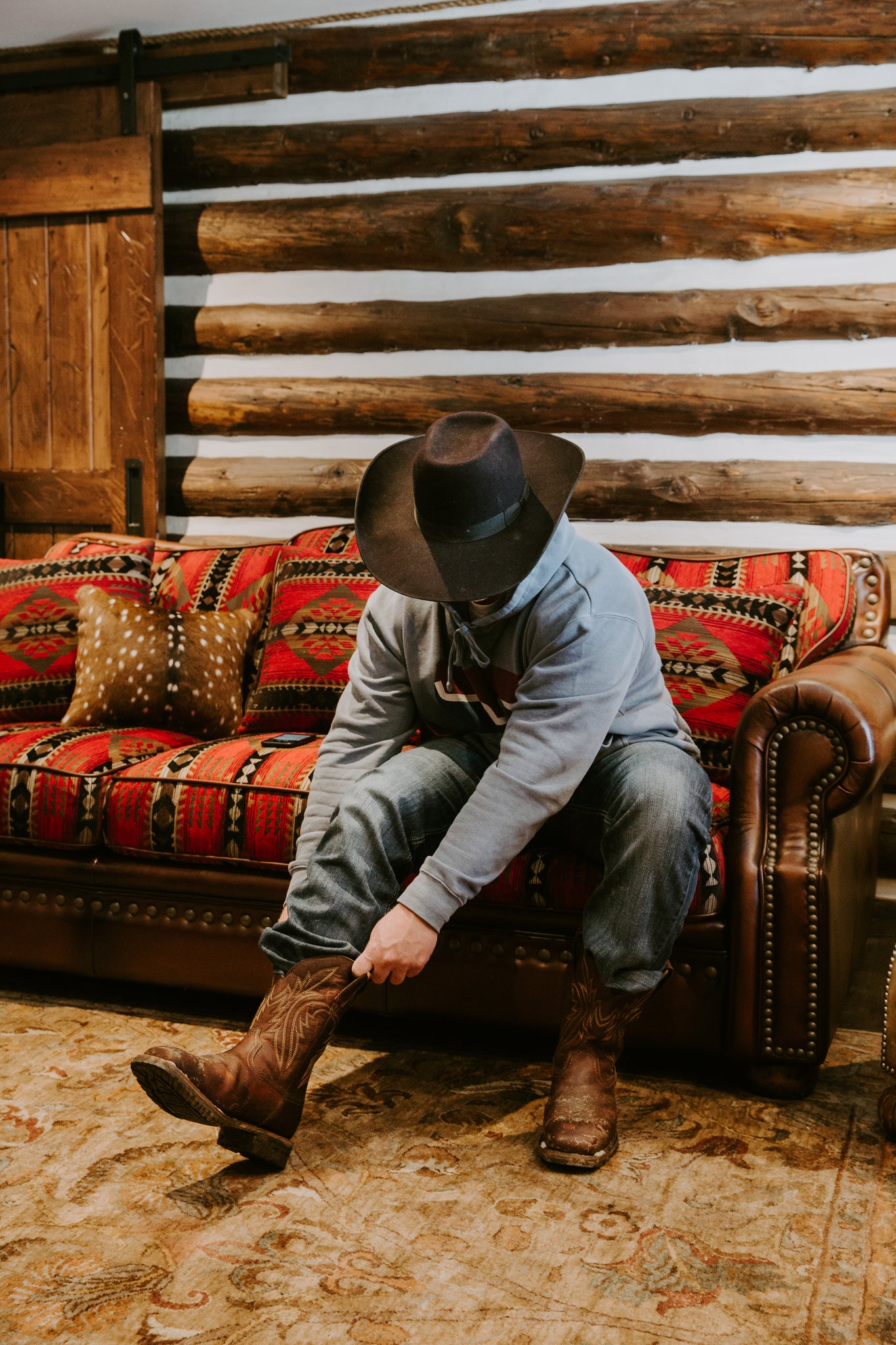 Calgary Sofa (Customizable!) – LOREC Ranch Home Furnishings